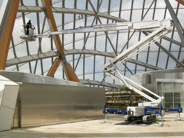 FS 520C Falcon Spider crawler lift - compact, lightweight, maximum reach